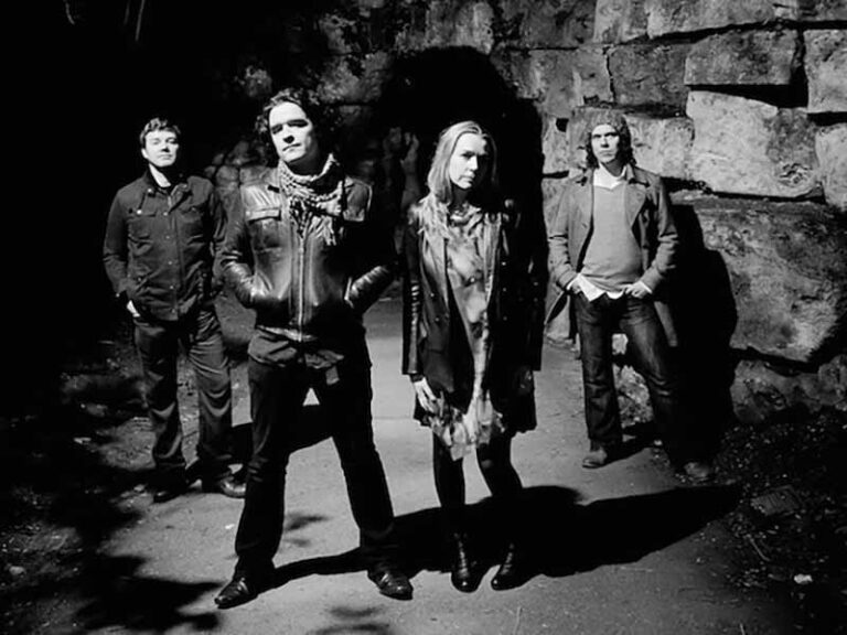 دانلود آهنگ Flying از Anathema با متن و ترجمه - مجله علمی تفریحی بیبیس